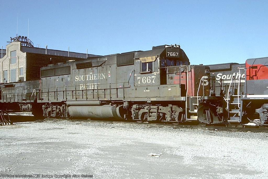 SP GP40-2 7667
